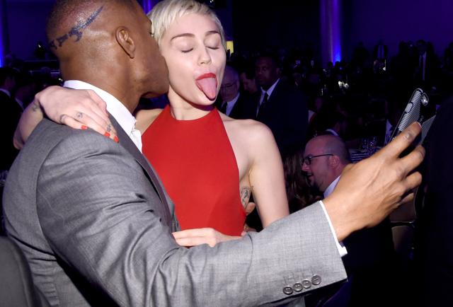 What Is 'Selfitis' And When Does Taking Selfies Become A Real Problem?