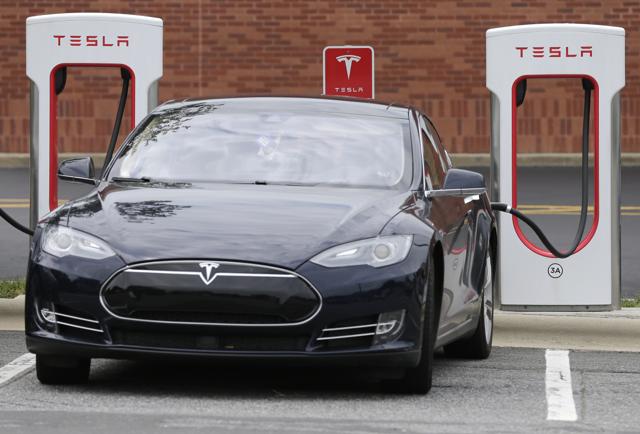 Tesla Unplugs Lyft And Uber Drivers From Its Superchargers