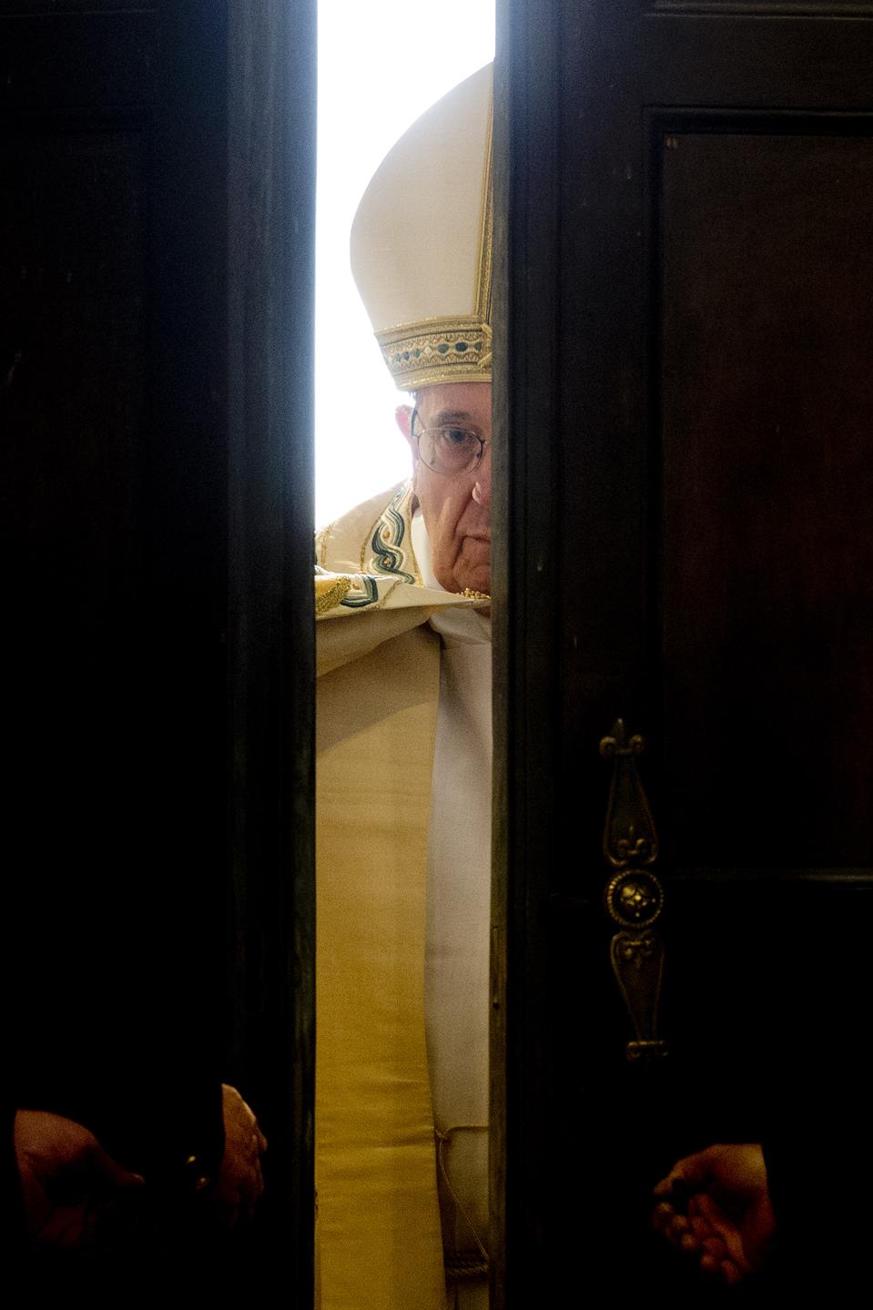 Pope Francis Opens Holy Door As Thousands Of Pilgrims Pour Into Rome ...