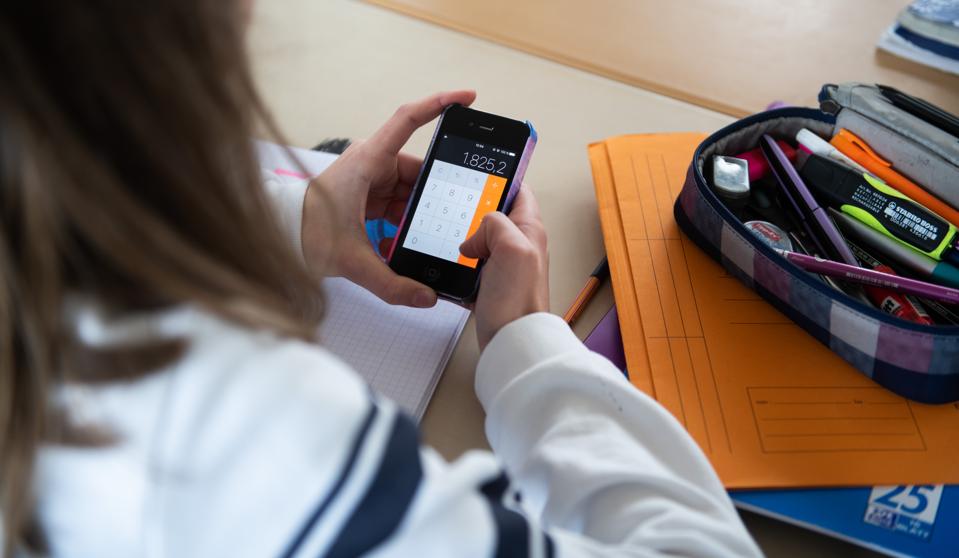 Can Kids Learn Science When Answers Are At Their Smartphone Fingertips?