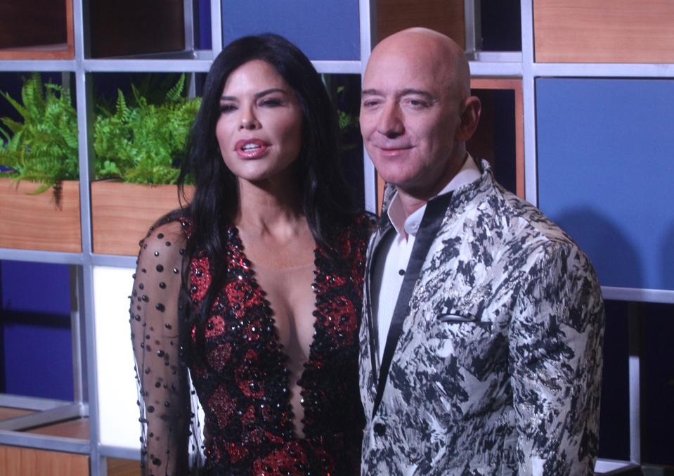 Bezos Texts Reportedly Leaked First From His Girlfriend To Her Brother ...