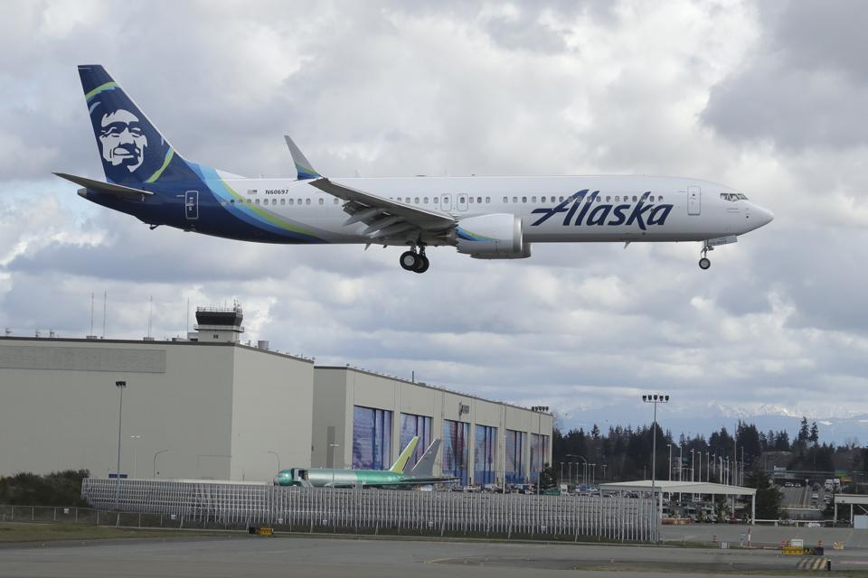 Two Experts: 4 Risks That Boeing Stock Has Not Bottomed Out