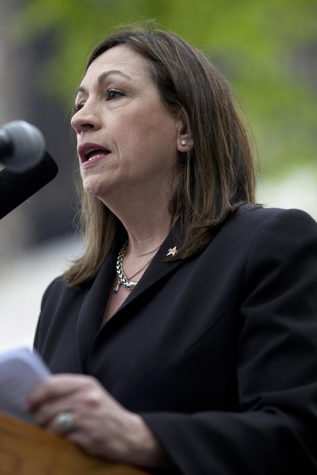 American Airlines Flight Attendant Leader Laura Glading Will Step Down ...