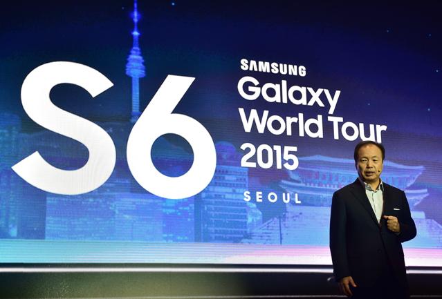 Can Samsung Succeed With A Foldable Smartphone Gimmick?