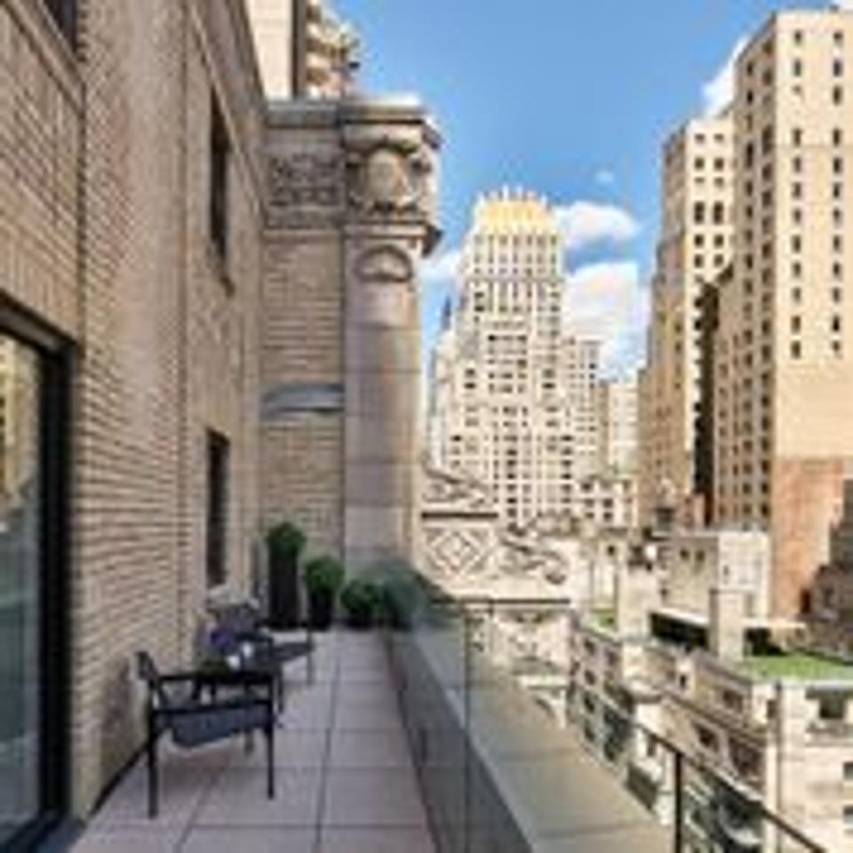 At AKA Hotel Residences, Travelers Live Like Sophisticated Locals