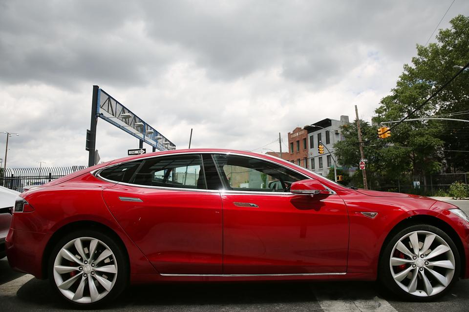 Federal Investigators Probe Fatal Tesla Crash