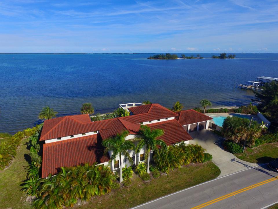 Folk Singer Arlo Guthrie Lists His Seaside Sanctuary For $1.65 Million