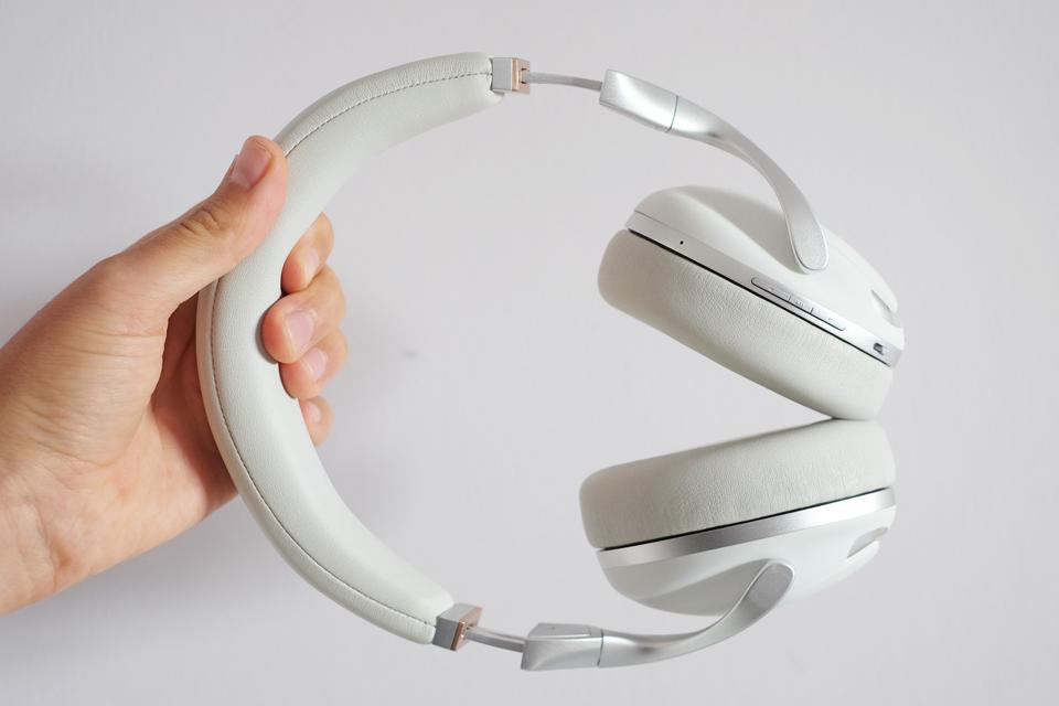 These Iris Headphones ‘Activate Your Brain’ And Help You Concentrate ...