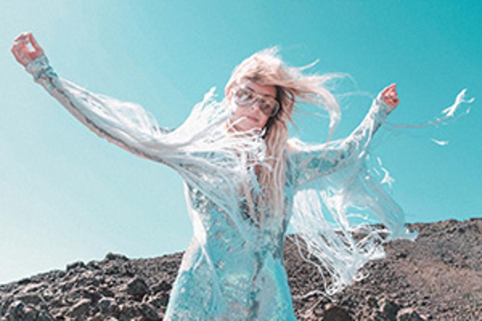 How Rock-Country Artist Elizabeth Cook Rebuilds in The ‘Aftermath’ Of ...