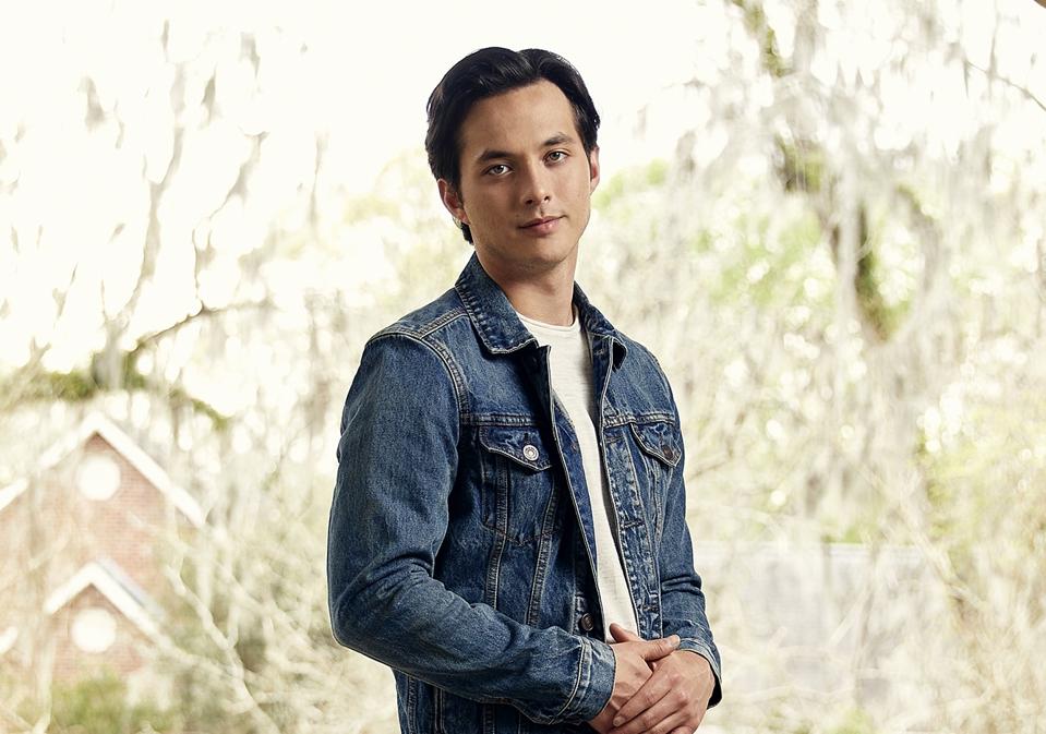 Laine Hardy Welcomes The Holidays With ‘Please Come Home For Christmas ...