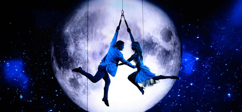 Discover The Las Vegas ‘Extravaganza’ With A Cast And Crew As Big As ...