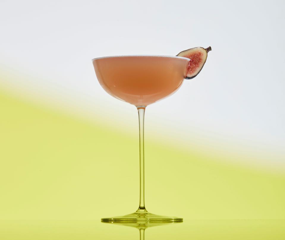 10 Boozy And Zero-Proof Holiday Cocktails To Brighten Up Your Festivities