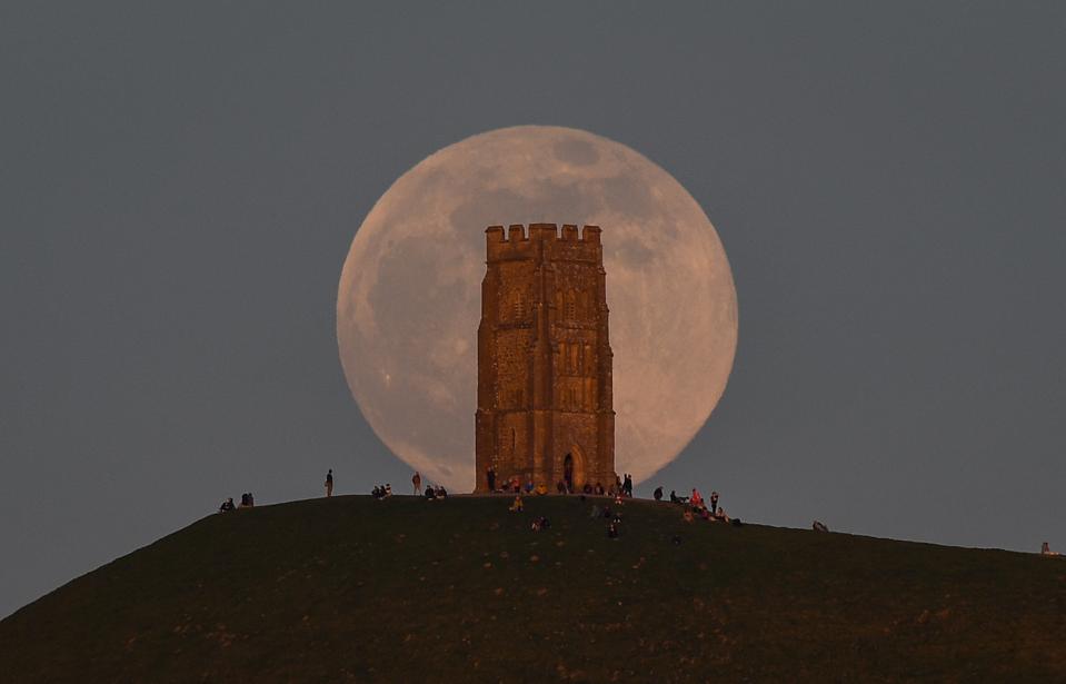 See A ‘Pink Moon’ Rise As Lyrid Meteors Peak: The Night Sky This Week