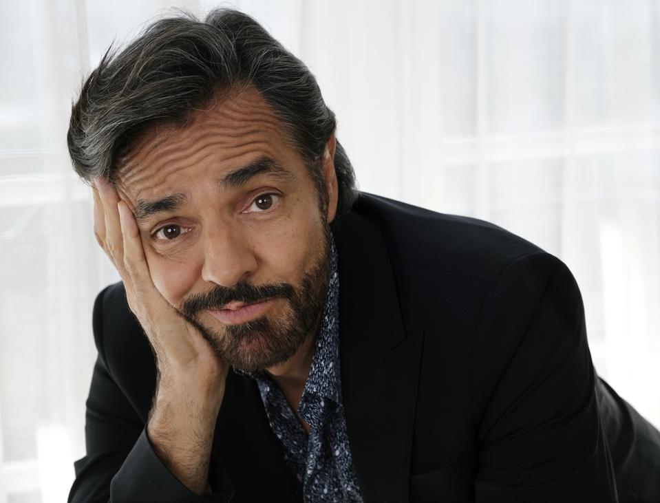 Eugenio Derbez On How Robin Williams In ‘Dead Poets Society’ Inspired ...