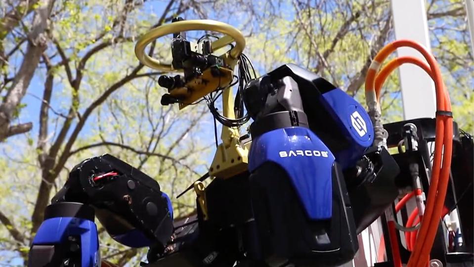 This Robotic Avatar Welds, Cuts, Lifts While Controlled By A VR ...
