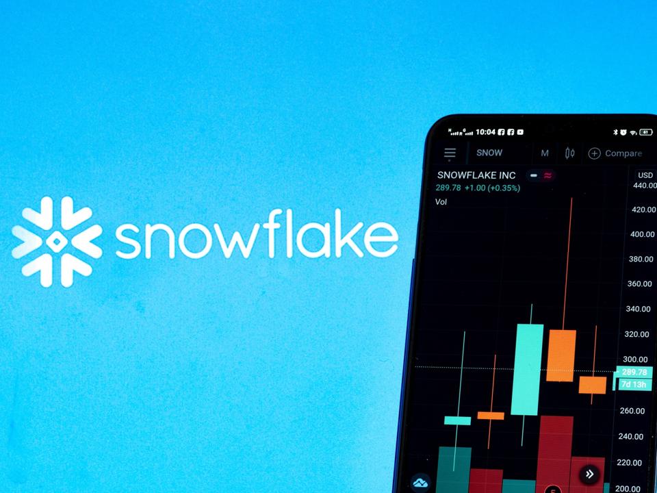 Snowflake Accelerates In Revenue While Growth Stocks Sell Off