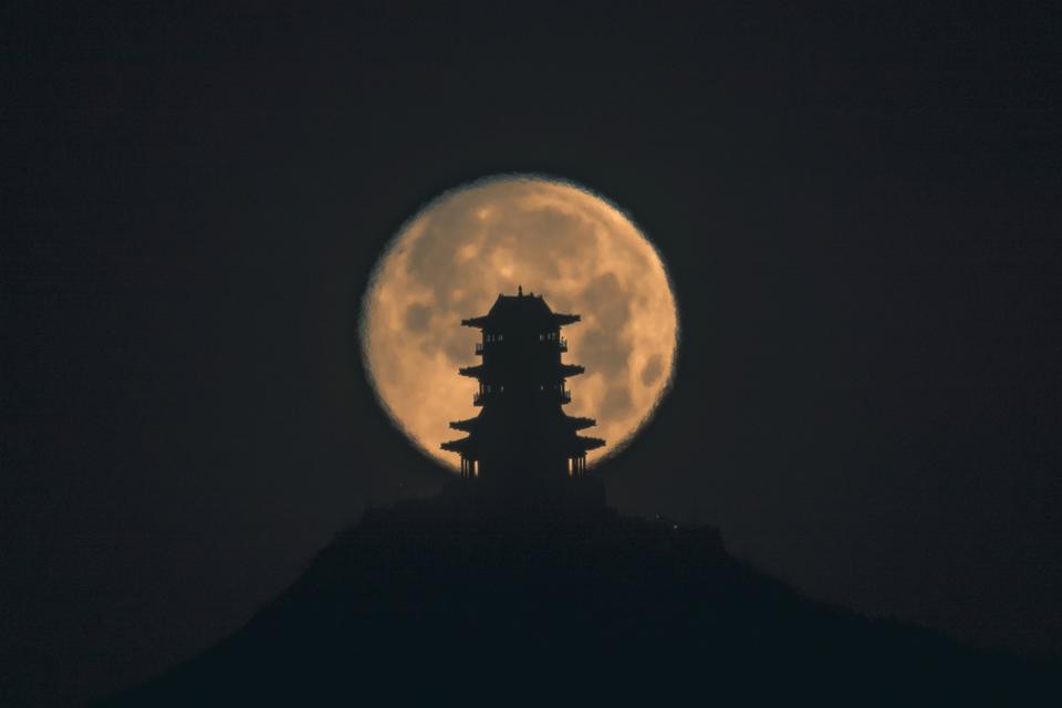 In Photos: Full ‘Wolf Moon,’ The First Full Moon Of…