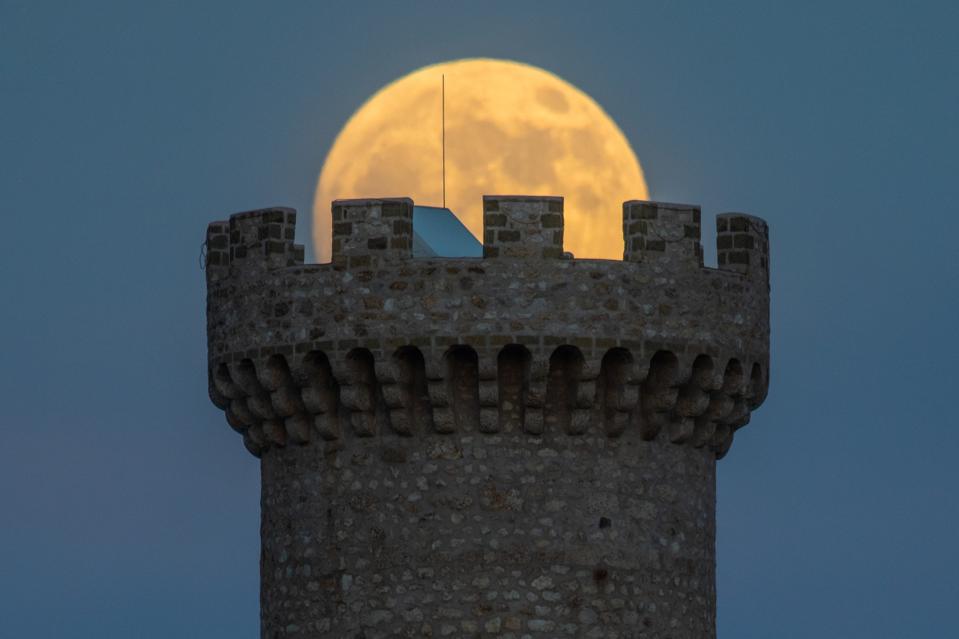 Exactly When To See The Full ‘Strawberry Solstice Moon’ Rise This Weekend