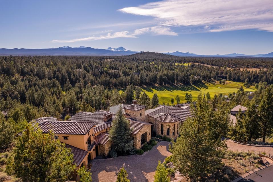 Inside A Sprawling $4.55 Million Tuscan-Style Estate In Bend, Oregon ...