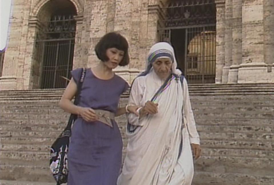 Be A Pioneer: Chinese-American Fashion Icon Yue-Sai Kan Offers Success ...