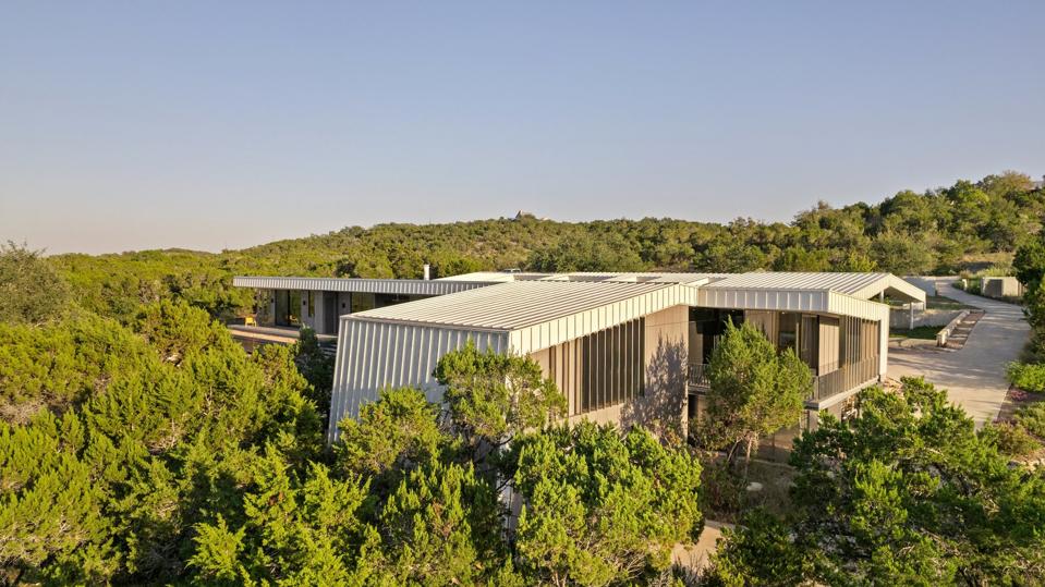 Austin-Adjacent Home Reflects A Love Of Light, Geometry And Horizon ...