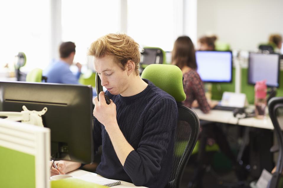 How Can AI Fit Into Customer Service Call Centers Effectively?