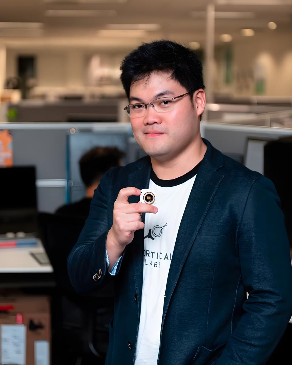 Billionaire Li Ka-Shing Backs Biocomputing Startup That Takes On AI ...