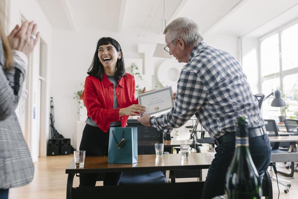 Employee Satisfaction: 15 Incentives To Motivate Employees