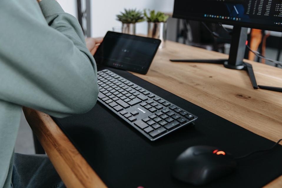 Very Cherry Keyboard Offers Slinky Low Profile And Perfect Mechanical ...