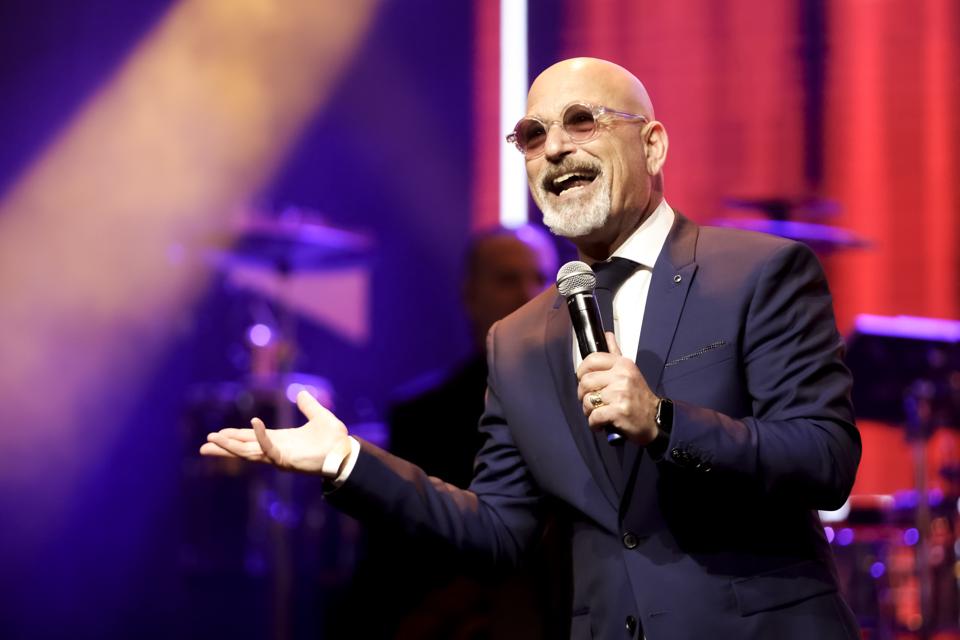 See Hypnotic ‘America’s Got Talent’ Audition That Left Howie Mandel ...