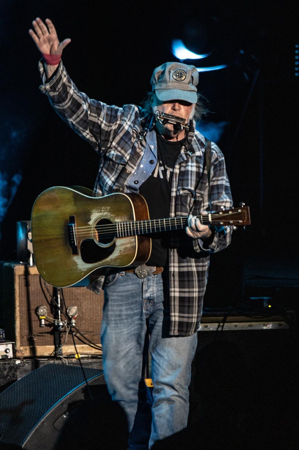 Neil Young Reminds Us Of Our Humanity In Dazzling Tour Opener In Los ...