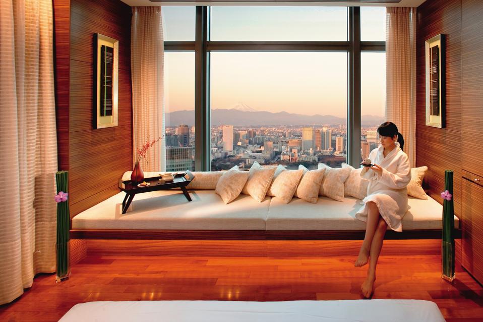 This Luxe Hotel Boasts Spectacular Views Of Tokyo And One Of The World ...