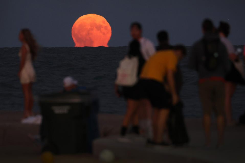 In Photos: Spectacular ‘Blue Supermoon’ And Saturn Light Up August Sky