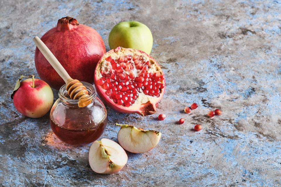 Usher In A Sweet New Year By Preparing A Perfect Rosh Hashanah Family ...