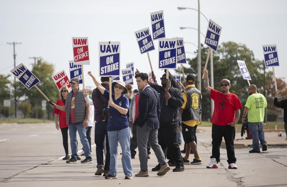 Autoworkers Change Tactics With New Strike