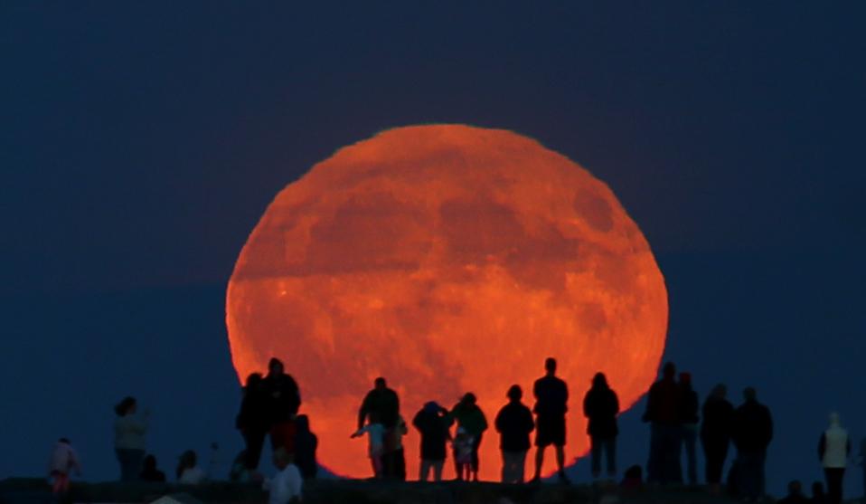 See Monday’s ‘Super Harvest Moon Eclipse’ And Saturn: The Night Sky ...