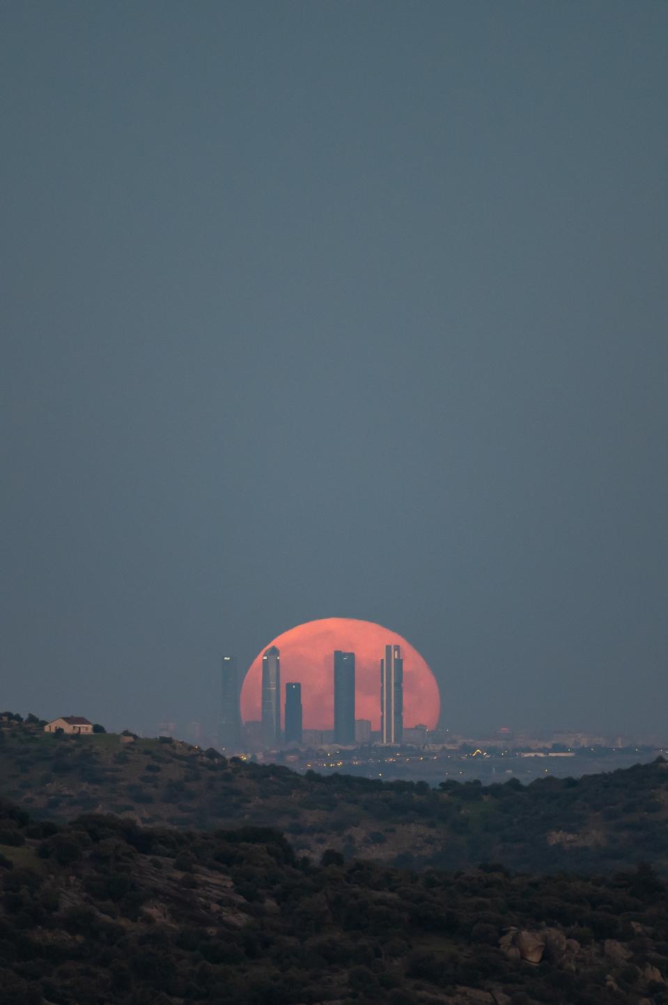 In Photos: See The ‘Super Harvest Moon’ Set-Up America’s ‘Ring Of Fire ...