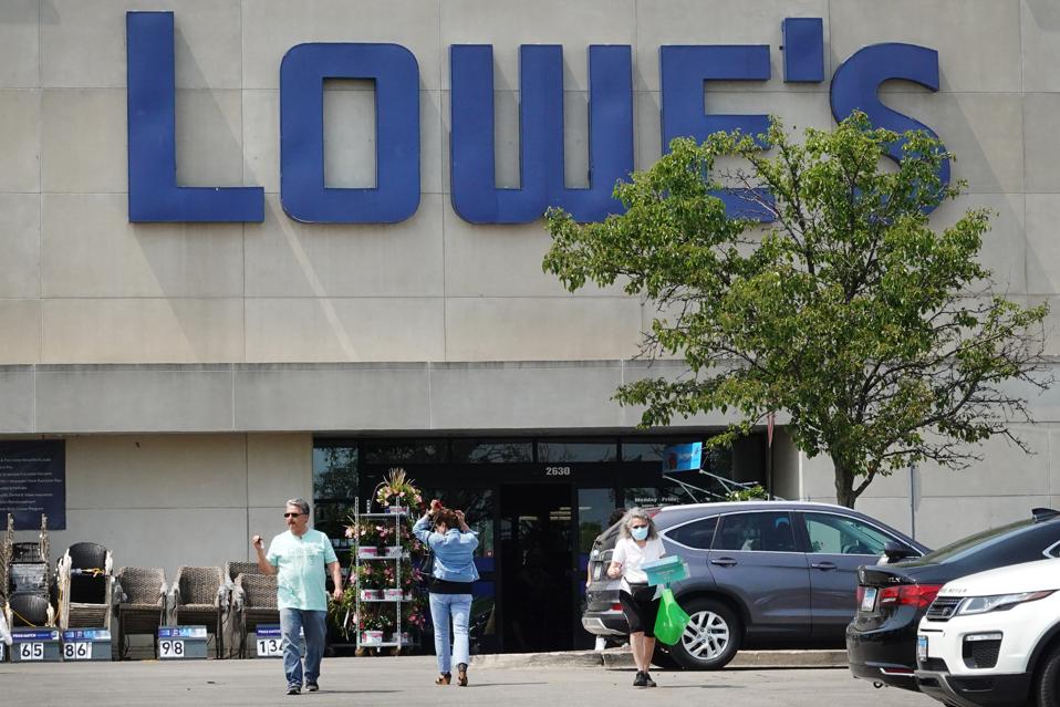 How Will Lowe’s Stock Trend After Increasing Only 3% This Year?