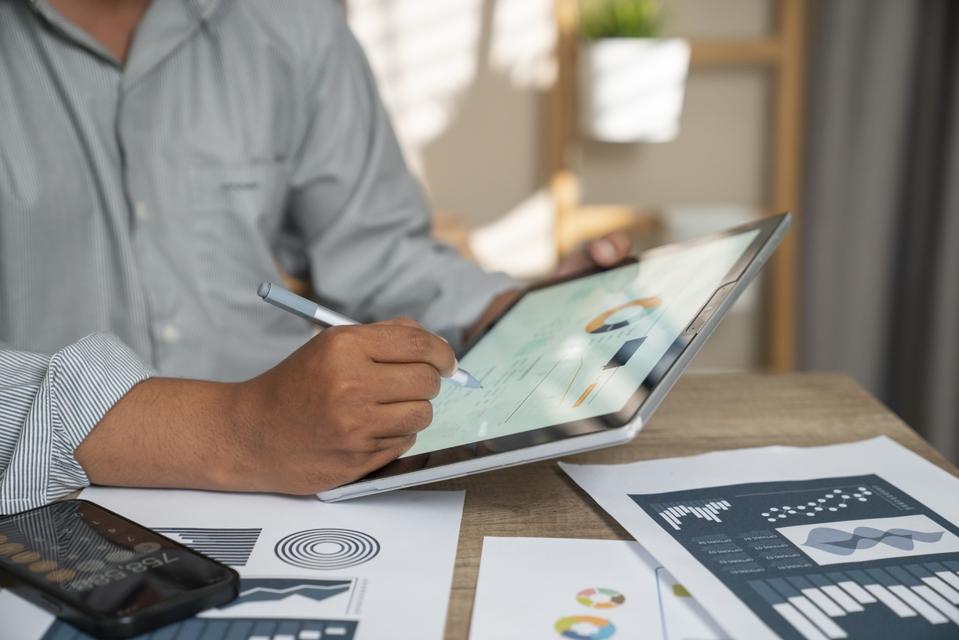 A Guide To The Essential KPIs For Measuring Lead Management