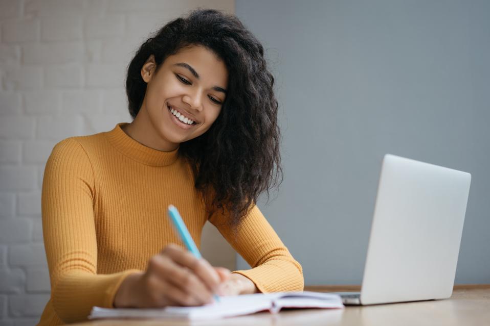 Top 5 Résumé Trends For 2024, With AI Prompts To Reshape Your CV