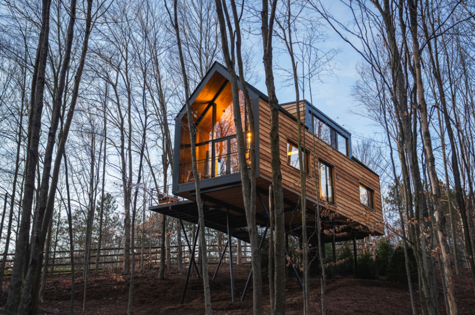You Can Now Stay In A Luxury Treehouse At The Chatwal Lodge In The ...