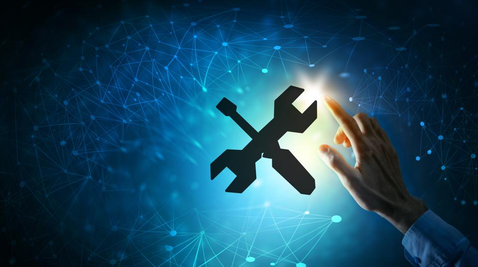 Going Tech-Agnostic? 16 Expert Insights To Guide Business Leaders