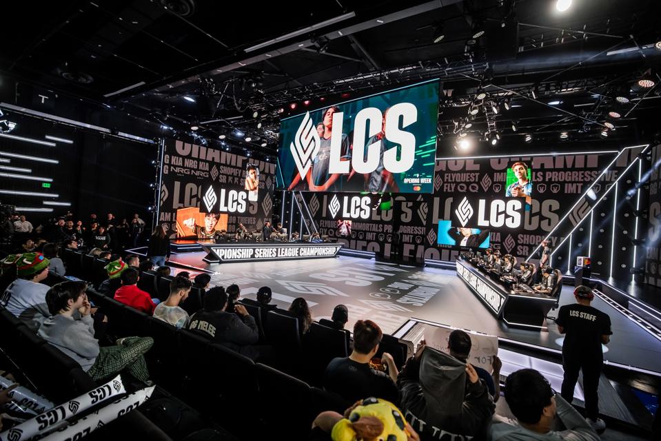 AT&T Sponsors The LCS And Extends 100 Thieves Deal