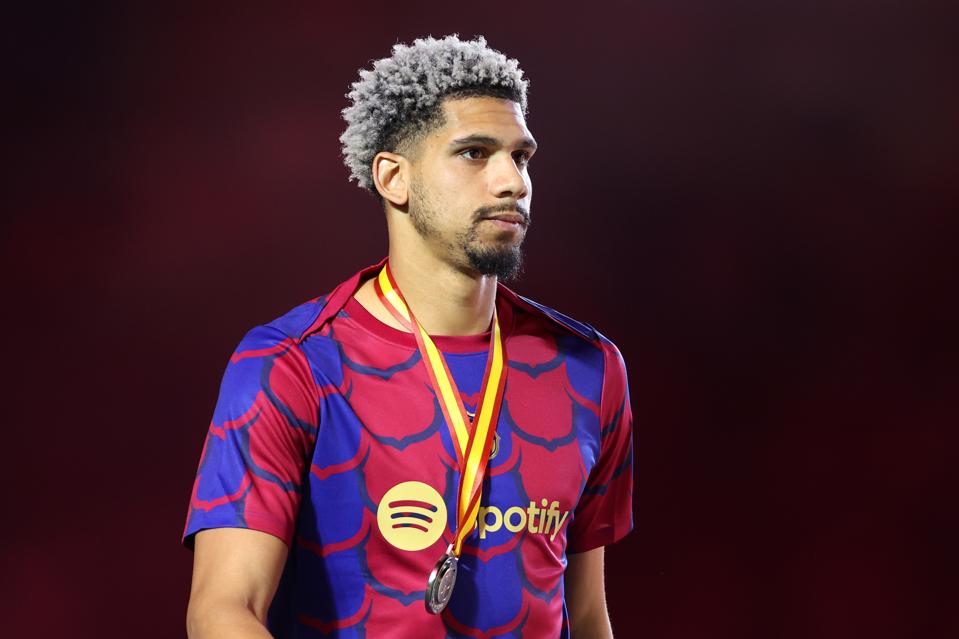 Bayern Munich Believe FC Barcelona Sell Ronald Araujo For This Price