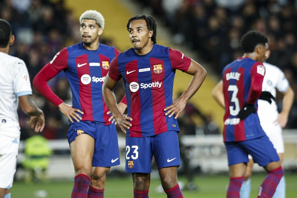 FC Barcelona Believes Star Defender Could Listen To Offers To Leave