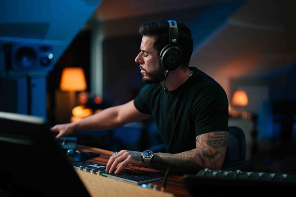Sennheiser’s New HD490 PRO Headphones For Audio Engineers Sound Great