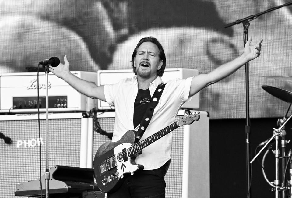 Pearl Jam’s Lead Singer Compares Taylor Swift’s The Eras Tour To Punk ...