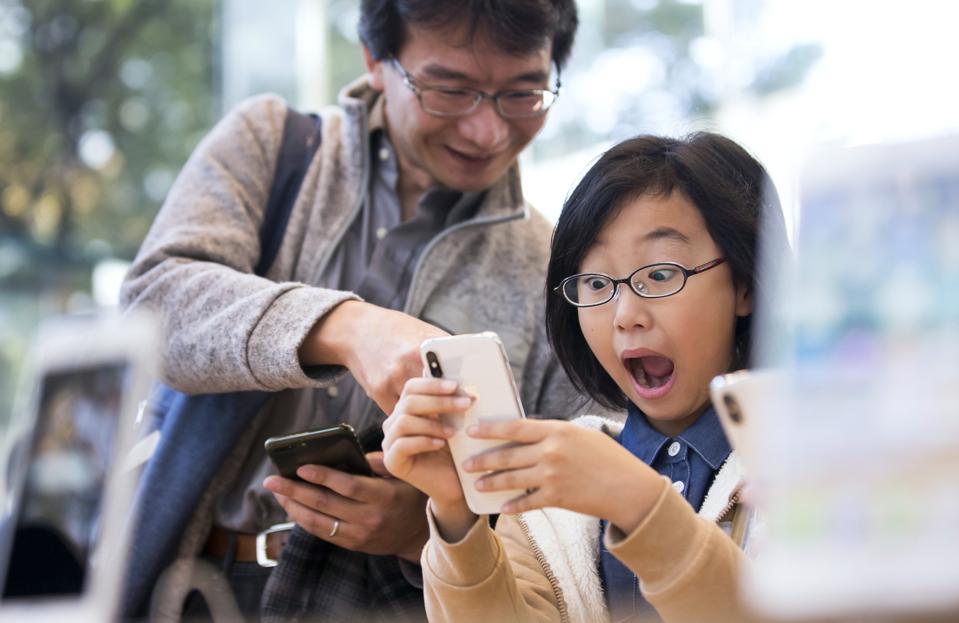 5 Reasons Parents Should Delay Getting Smartphones For Their Kids