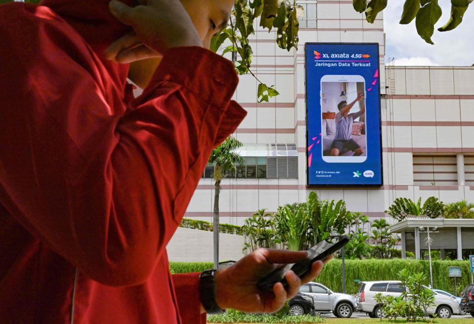 Billionaire Widjaja Family’s Smartfren, Axiata In Talks To Merge Indonesian Telecom Business