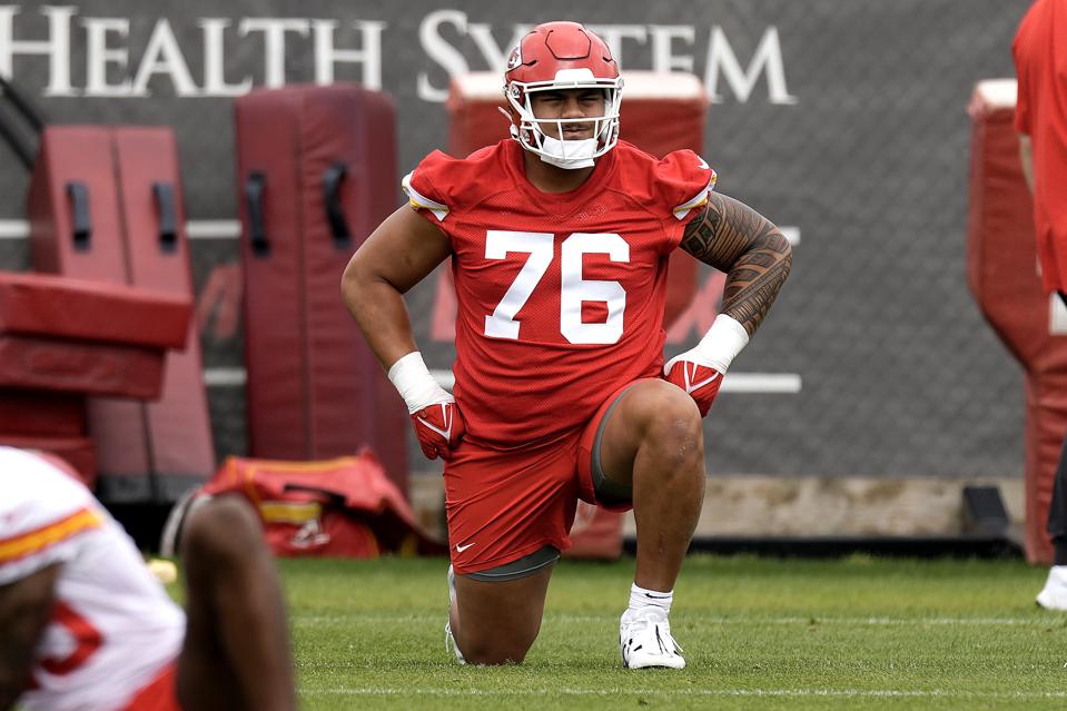 Chiefs Rookie Kingsley Suamataia And Wanya Morris To Battle At Left Tackle
